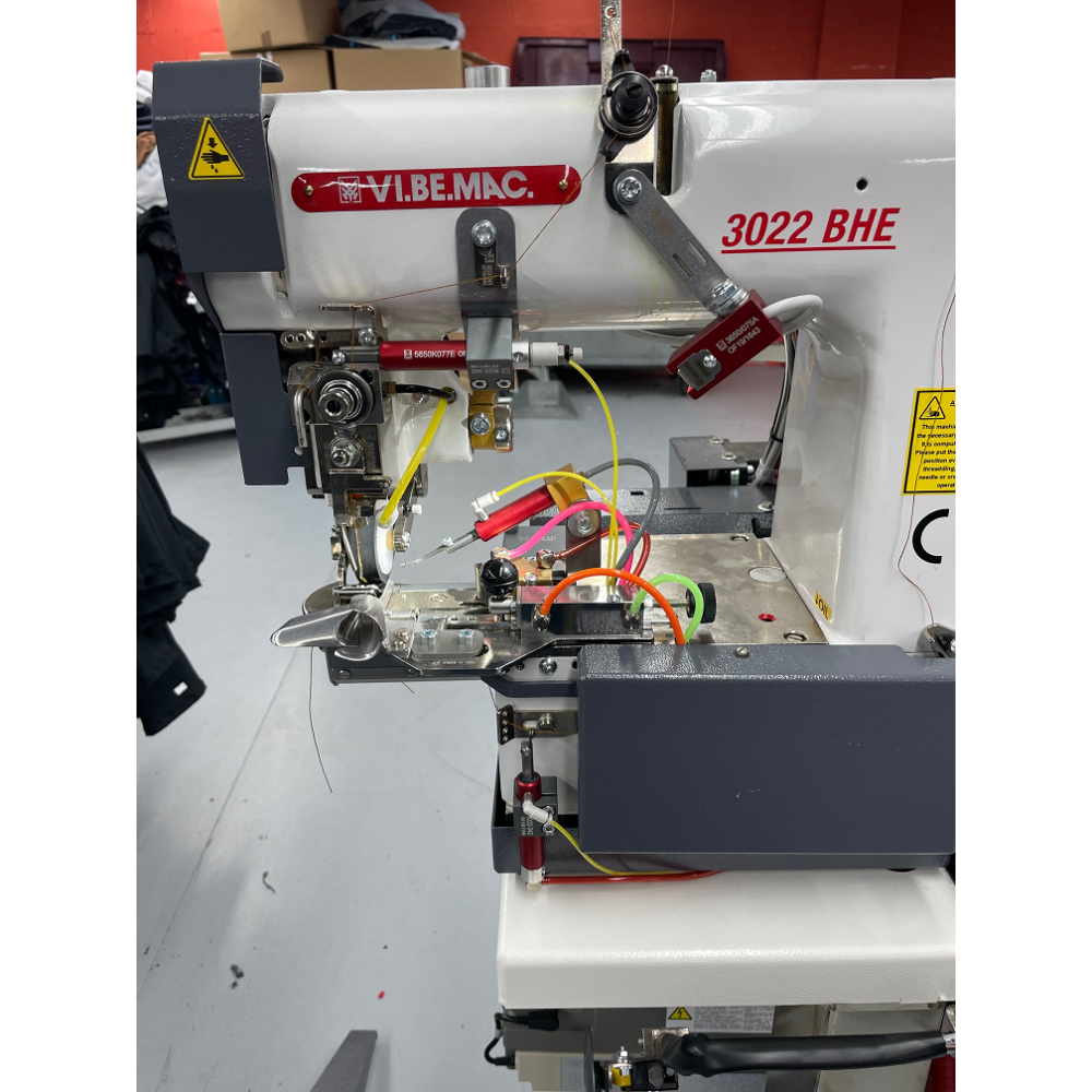 Automate d’ourleuse à point de chaînette VI.BE.MAC 3022BHE